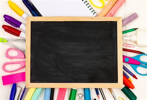 흰색 나무 배경에 학교 검은 분필 보드로 돌아 색상 공급 맨 위 보기입니다 복사 공간을 참조하십시오 교육 개념 0명에 대한 스톡 사진 및 기타 이미지 Istock