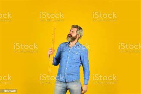 측정 도구 줄기의 교사 센티미터로 측정 학교 교육 무료 교육 기하학 교육 길거나 짧습니다 수염 난 남자는 통치자를 사용합니다 교육 개념입니다 열심히 공부하십시오 학교 수업