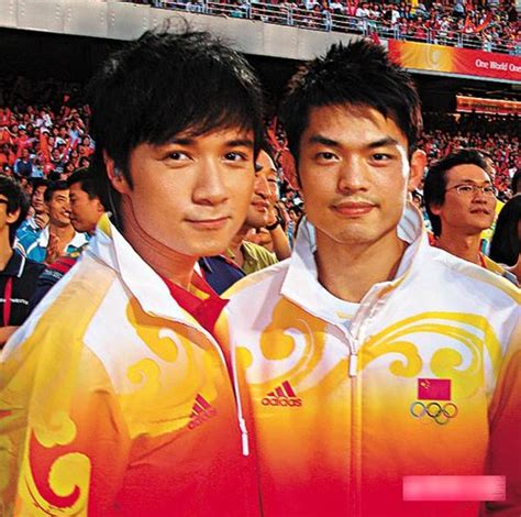 林丹与大明星合照王菲小鸟依人陈奕迅成大妈组图 青岛新闻网