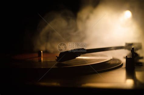 转盘黑胶唱片机唱片骑师的复古音频设备dj混合和播放音乐的声音技术黑胶唱片在燃烧的火高清图片下载 正版图片502972362 摄图网
