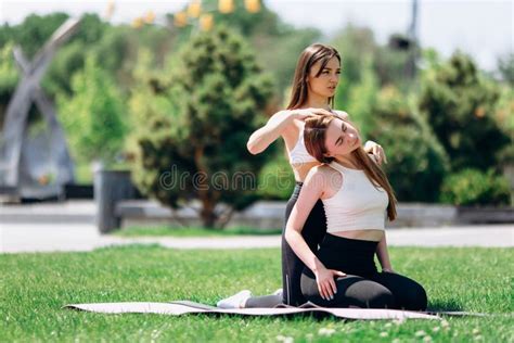 Dos Chicas Hermosas Hacen Ejercicios Al Aire Libre En El Parque Foto De Archivo Imagen De