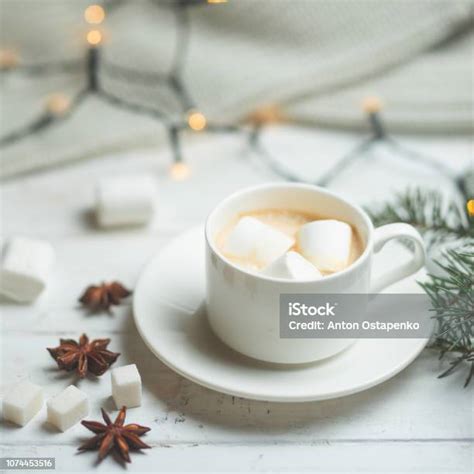 우유와 커피 계 피 라 떼 스틱 하 고 밝은 흰색 배경에 불빛 화 환에 크리스마스 트리의 분기와 마 시 멜로와 화이트 초콜릿 스타 아니 스 0명에 대한 스톡 사진 및 기타