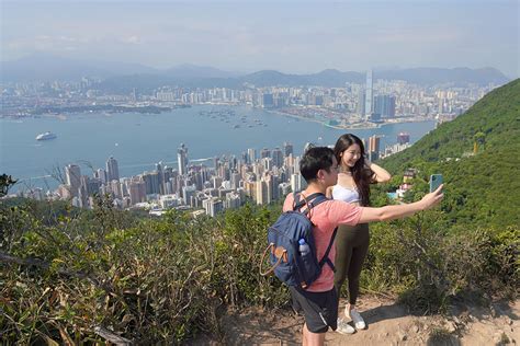 香港周五起放宽防疫措施 户外运动时可不戴口罩