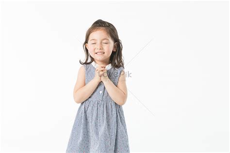 기도하는 외국 소녀 사진 무료 다운로드 Lovepik