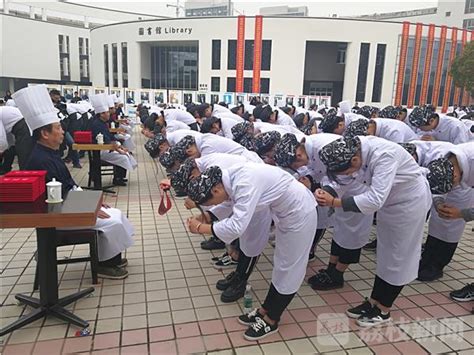 南京旅院办“厨师拜师仪式” 名厨大师成大学新生“师傅”