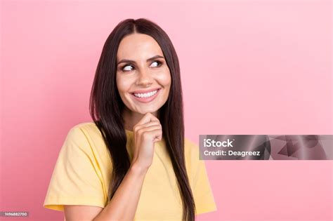 사려 깊은 꿈꾸는 여자의 사진 노란색 티셔츠 팔 턱 빈 공간을 찾고 고립 된 분홍색 배경 30 34세에 대한 스톡 사진 및 기타