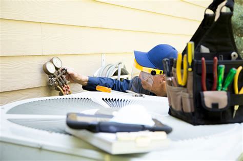 Ac 장치 및 발전기 외부에서 기술자 서비스 70 79세에 대한 스톡 사진 및 기타 이미지 70 79세 가정 방문 가정