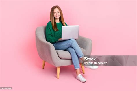 사랑 스럽다 예쁜 소녀 옷을 입은 니트 풀오버 채팅 현대 가제트 빈 공간 외딴 핑크 색상 배경의 전체 길이 사진 12 13세에 대한 스톡 사진 및 기타 이미지 Istock