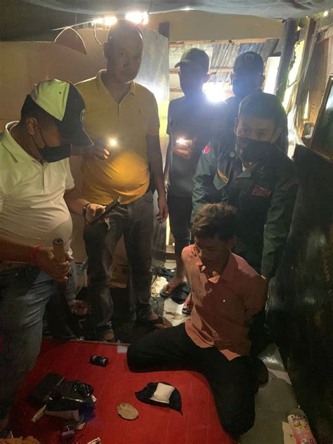 នគរបាលខណ្ឌប្ញស្សីកែវ ឃាត់ជនសង្ស័យលក់ដូរគ្រឿងញៀនម្នាក់ នៅសង្កាត់ស្វាយប៉ាក Phnom Penh Reporter