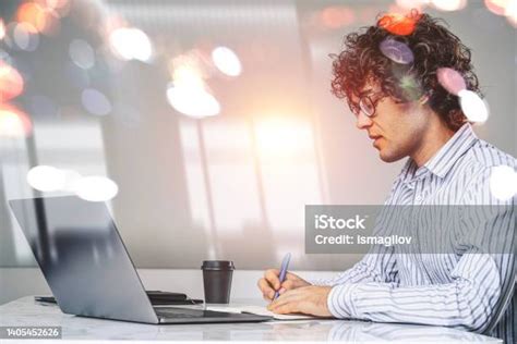 책상에 노트북을 든 사업가 사무실에서 일하는 펜으로 작업하십시오 개발에 대한 스톡 사진 및 기타 이미지 개발 기업 재무와 산업 기회 Istock