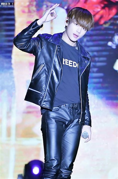 방탄소년단뷔 뷔 가죽바지 모음 네이버 블로그
