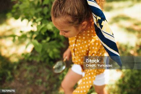 야외에서 돋보기로 자연을 탐험하는 어린 소녀의 오버 헤드 뷰 이미지 돋보기와 숲에서 노는 아이 공원의 잔디에 돋보기로 검색 호기심 아이 개념에 대한 스톡 사진 및 기타