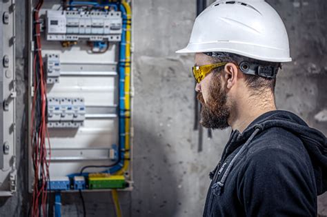 수컷 전기 기술자가 전기 연결 케이블이 있는 배전반에서 작동합니다 20 24세에 대한 스톡 사진 및 기타 이미지 20 24세 건설 산업 검사 보기 Istock