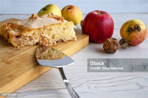 신선한 사과와 호두로 둘러싸인 흰색 테이블의 나무 도마에 전통적인 추수 감사절 사과 계피 파이 조각 가을 디저트 근접 촬영 공간을 복사합니다 0명에 대한 스톡 사진 및 기타