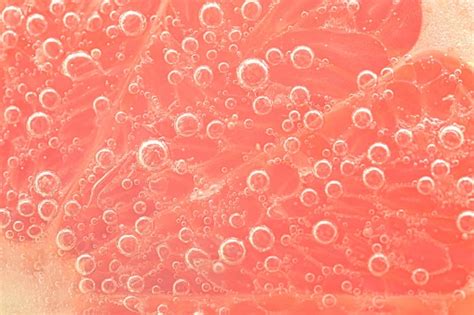 자몽 Sl의 클로즈업흰색 배경에 신선한 오렌지 슬라이스의 클로즈업 흰색 배경에 반짝이는 물에 오렌지 조각 클로즈업 수평 이미지거품이 있는 액체에 얼음 물에 빨간 익은 자몽