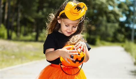 호박 잭과 할로윈을 위한 마녀 의상을 입은 재미 있은 아이 소녀 10월에 대한 스톡 사진 및 기타 이미지 10월 가을 검은색 Istock