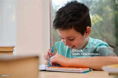 클로즈업 여학생은 나침반을 그리는 원으로 그림을 그리며 수학과 기하학 숙제를합니다 학교 개념으로 돌아가기 고등학교 이하에 대한 스톡 사진 및 기타 이미지 Istock