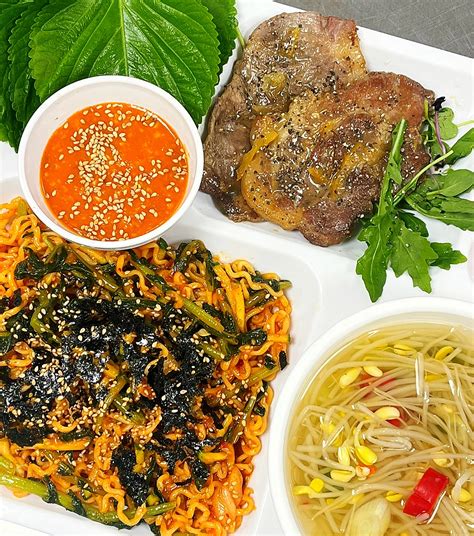 영양사 이소연 ෆ̈ 마늘수육 And 종가집 보쌈김치 And 새우젓 And 해우막국수 And 야채쌈 And 쌈장 And 청양고추 And 시금치된장국 👩🏻‍🍳 D 1 막바지 힘내시라는 의미로 응원