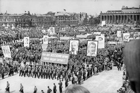 Demonstration Der Jungen Friedenskämpfer Deutschlands Am 12 August 1951 Jugendopposition In