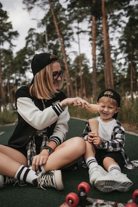 Фотосессия мама и сын со скейтами в 2024 г Фотосессия Семейные фотосессии Семейное фото