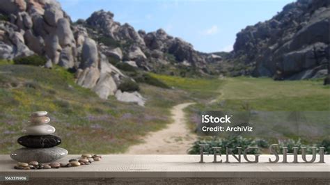 조약돌 균형 및 3d 편지 화강암 바위 선 개념 흐린 녹색 계곡 단어 풍수를 만드는 나무 빈티지 테이블 선반 Feng에 대한 스톡 사진 및 기타 이미지 Istock