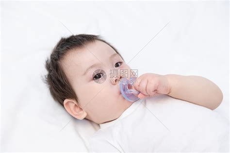 婴儿宝宝吃奶嘴高清图片下载 正版图片501622156 摄图网