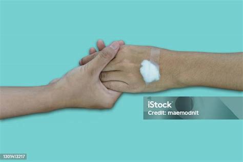 주사 주사기 후 손을 잡고 손을 잡고 마이크로 포어 석고와 면공을 사용하여 손의 뒷면에 정맥 주사에서 피부를 커버 약물 치료 헬스케어 개념 2명에 대한 스톡 사진 및 기타