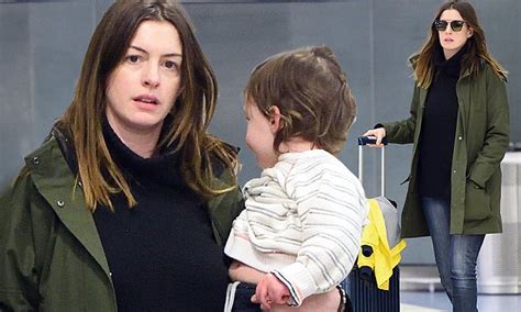 Anne Hathaway Height Age Movies And Net Worth Anne Hathaway Husband