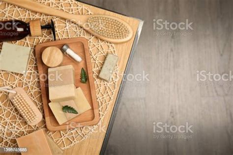 나무 테이블에 환경 친화적 인 개인 위생 용품 상단보기 텍스트를 위한 공간 0에 대한 스톡 사진 및 기타 이미지 0 0명 개체 그룹 Istock