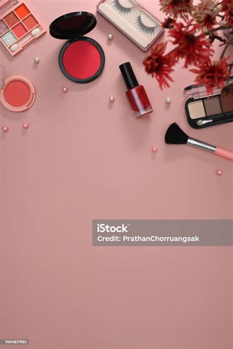 핑크색 배경에 메이크업 브러시 화장품 및 꽃이있는 톱 뷰 여성 작업 공간 텍스트의 공간을 복사합니다 0명에 대한 스톡 사진 및 기타 이미지 Istock