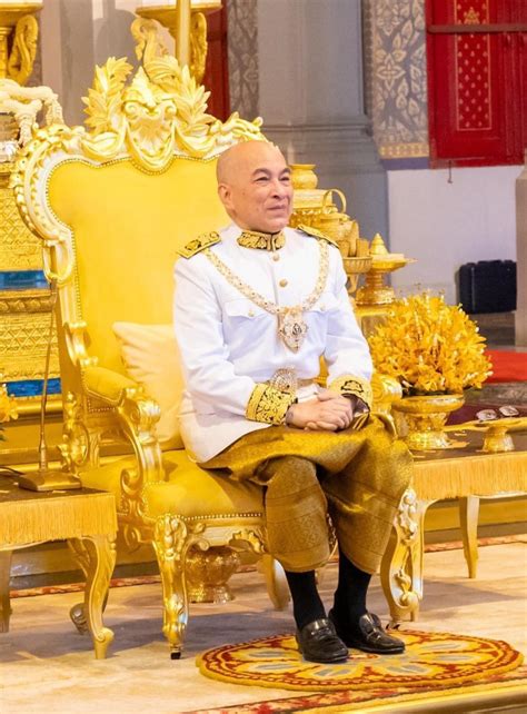 ព្រះករុណាជាអម្ចាស់ជីវិតលើត្បូង ស្តេចទ្រង់គ្រឿងឥស្សរិយយស ព្រះរាជមហាកណ្ឋាភណ្ឌគ្រងរាជសម្បត្តិ