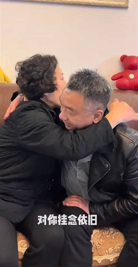 乔任梁父亲独自给儿子扫墓 墓地被鲜花包围 搜狐大视野 搜狐新闻