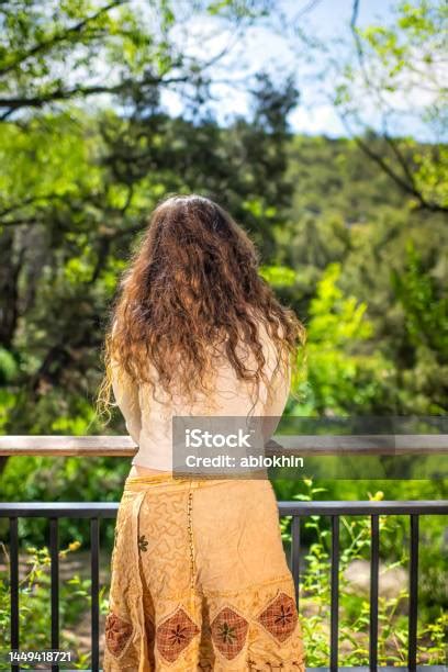 발코니 테라스의 뒤뜰 베란다에 있는 현대적인 고급 야외 봄 정원에서 나무 울타리 난간 옆에 서 있는 젊은 여성 건물 외관에 대한 스톡 사진 및 기타 이미지 Istock