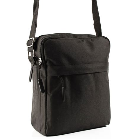 МЪЖКИ ЧАНТИ Мъжка чанта от плат за през рамо от непромокаема материя с джобчета