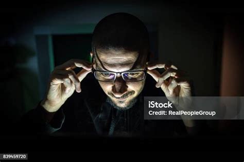 어둠 속에서 서버를 공격 하는 해커 남성 해커 기술입니다 어둠 속에서 노트북으로 익명 해커입니다 사이버 보안 개념입니다 개념에 대한 스톡 사진 및 기타 이미지 Istock