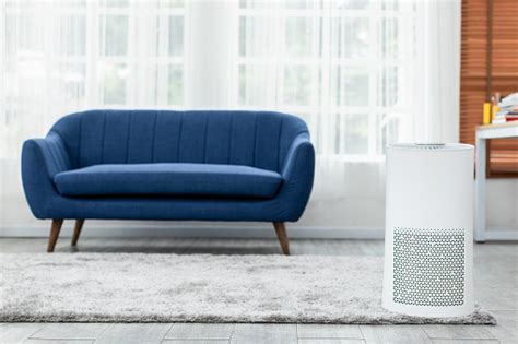 신선한 공기와 건강한 웰빙 라이프 대기 오염 개념을 위해 집에서 먼지 Pm25 Hepa 및 바이러스를 제거하는 필터 및 청소를위한 아늑한 흰색 침실의 공기 청정기 린스에