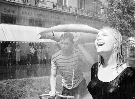 Near Me Пришел Гена Шпаликов принес бутылку шампанского в авоське и сказал что придумал для