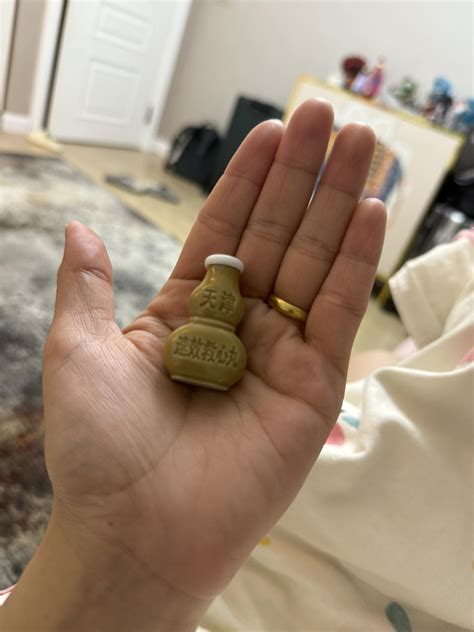 Д Үе үе зүрх сонин болох юм Энийгээ үнэрлэх юмуу уухгүй л бол Энэ донтуулна гэж байх уу