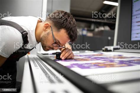 현대 인쇄소에서 그래픽의 인쇄 품질을 확인하는 작업자 인쇄기에 대한 스톡 사진 및 기타 이미지 인쇄기 인쇄 공장 프린터