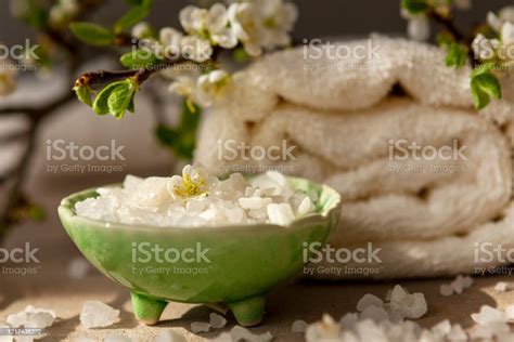 매화 나무 가지 향기로운 바다 소금과 수건 스파 미용 및 건강 살롱 화장품 매장에 대한 개념 건강관리와 의술에 대한 스톡 사진 및 기타 이미지 Istock