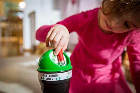 상자를 재활용에 배터리를 사용 하는 퍼 팅 하는 어린 소녀 가정의 방에 대한 스톡 사진 및 기타 이미지 가정의 방 개념과 주제 구조 Istock