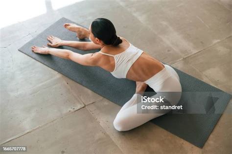 워밍업 운동 날씬한 체형의 젊은 여성이 스튜디오에서 피트니스 옷을 입고 있습니다 20 24세에 대한 스톡 사진 및 기타 이미지 20 24세 가냘픈 건강한 생활방식