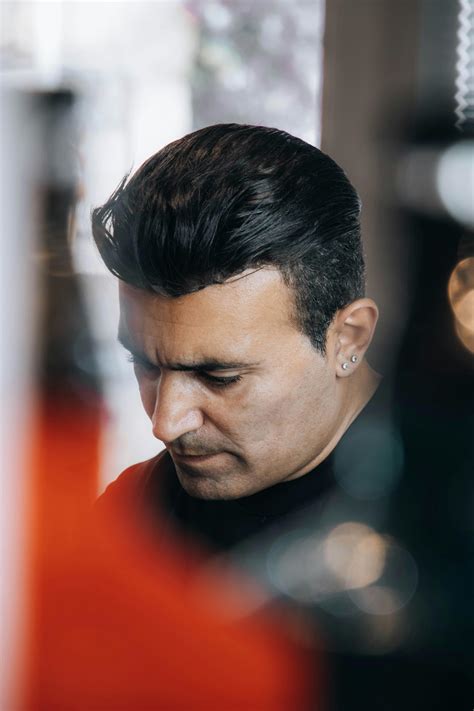 가정 생활 감정 개인적인 순간 구체화 국내 환경 긍정적 인 분위기 기쁨 라이프스타일 머리 미소 짓는 밝은 색 배경 흐림 사람 선명한 스냅 사진