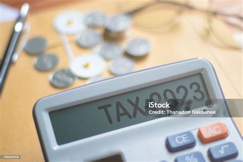 계산기에 대한 단어 세금 2023 사업 아이디어 및 세금 계산기 통화 책 세금 양식 및 나무 테이블에 반타 펜 1040 세금 양식에 대한 스톡 사진 및 기타 이미지 Istock