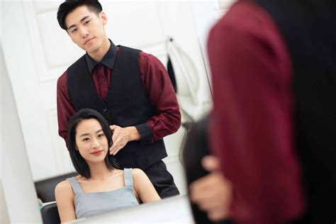 青年女人在理发店里做头发 包图企业站