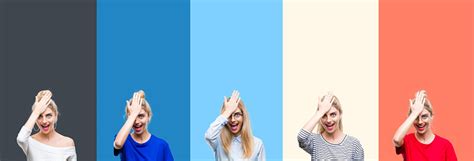 생생한 화려한 빈티지 줄무늬를 통해 젊은 아름 다운 금발 여자의 콜라주 고립 된 배경 실수로 머리에 손을 놀라게 오류를 기억 잊어 버린 나쁜 메모리 개념 구도에 대한 스톡