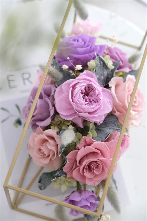 來聊永生花。 那些拿乾燥花、索拉花、香皂花包一包就說是永生花的人，一定不理解永生花的價值。 永生花在我心中是藝術品。 其一，他繼承了生命最原始