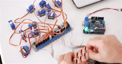 Programador Masculino Crea Robótica Y Placa Arduino Controla Servomotores Grabaciones De Stock