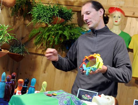 Pol Mique L Artisan Rotique Vir Du March De No L Saisit La