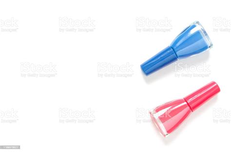 화려한 손톱 흰색 배경에 고립 된 병을 연마 패션과 뷰티 산업의 개념 공간을 복사합니다 이미지 0명에 대한 스톡 사진 및 기타 이미지 Istock